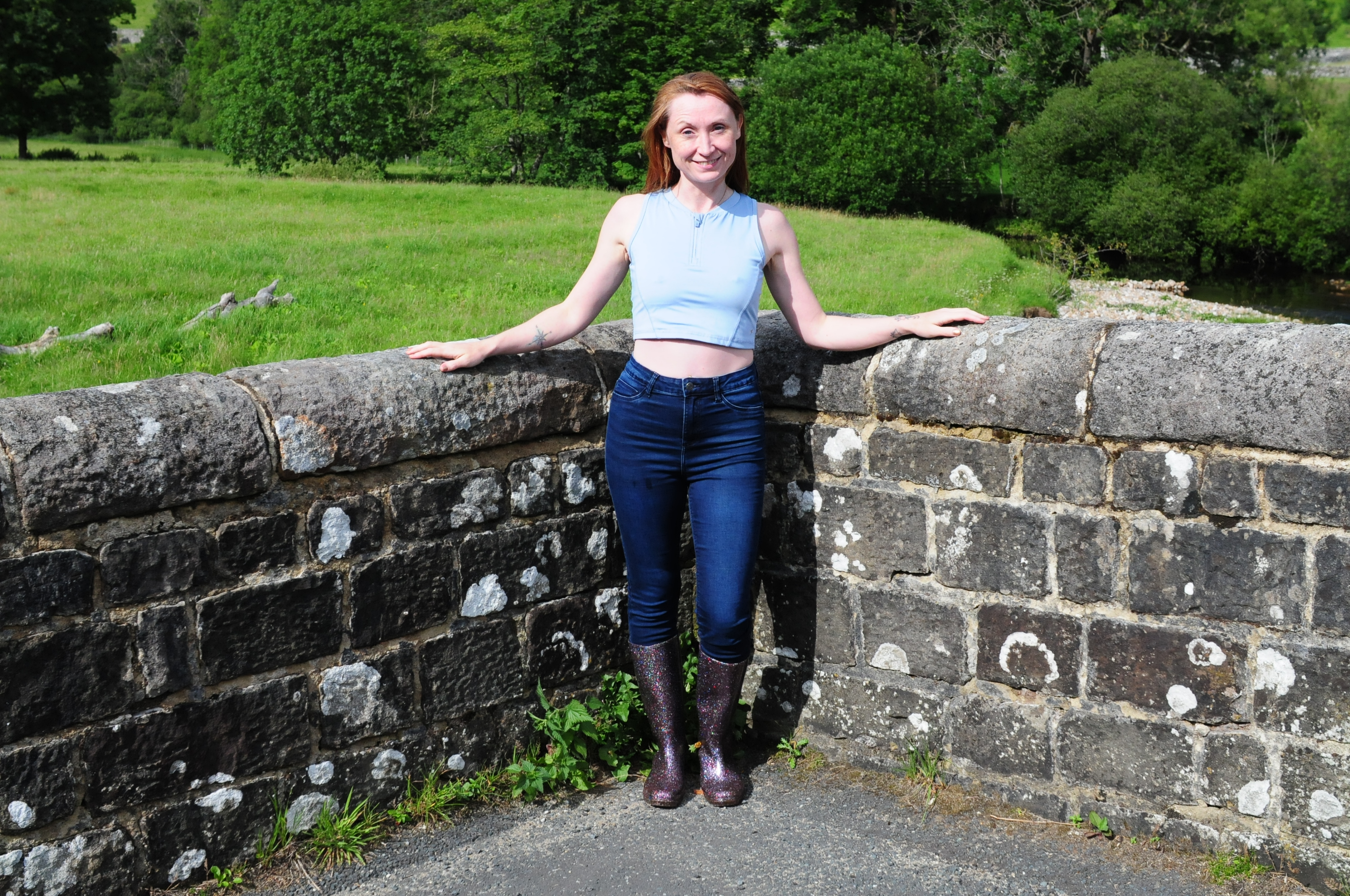 Wet Jeans by the Stone Bridge - Cold water, tight jeans!